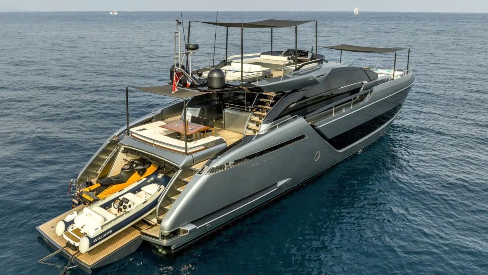 €300k price drop on 27m Riva Sportfly Gecua